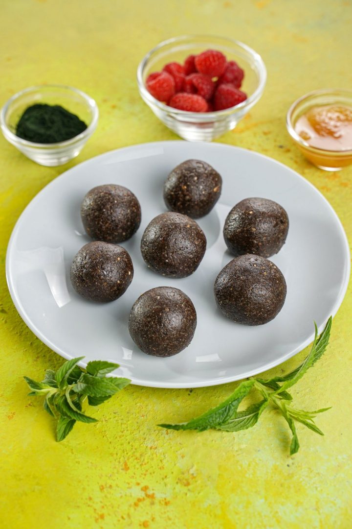 Superfood Chocolate Brownie Energy Bites - No-Bake Dessert Recipes