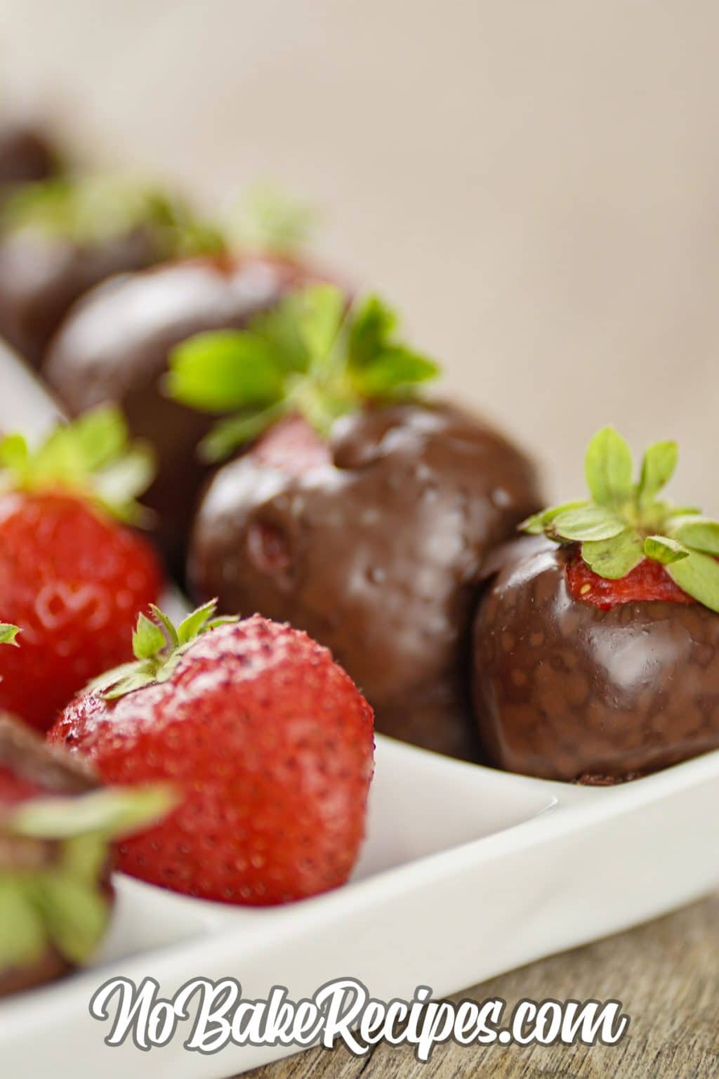 Boozy Chocolate Covered Strawberries - No-Bake Dessert Recipes