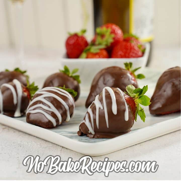 Boozy Chocolate Covered Strawberries - No-Bake Dessert Recipes